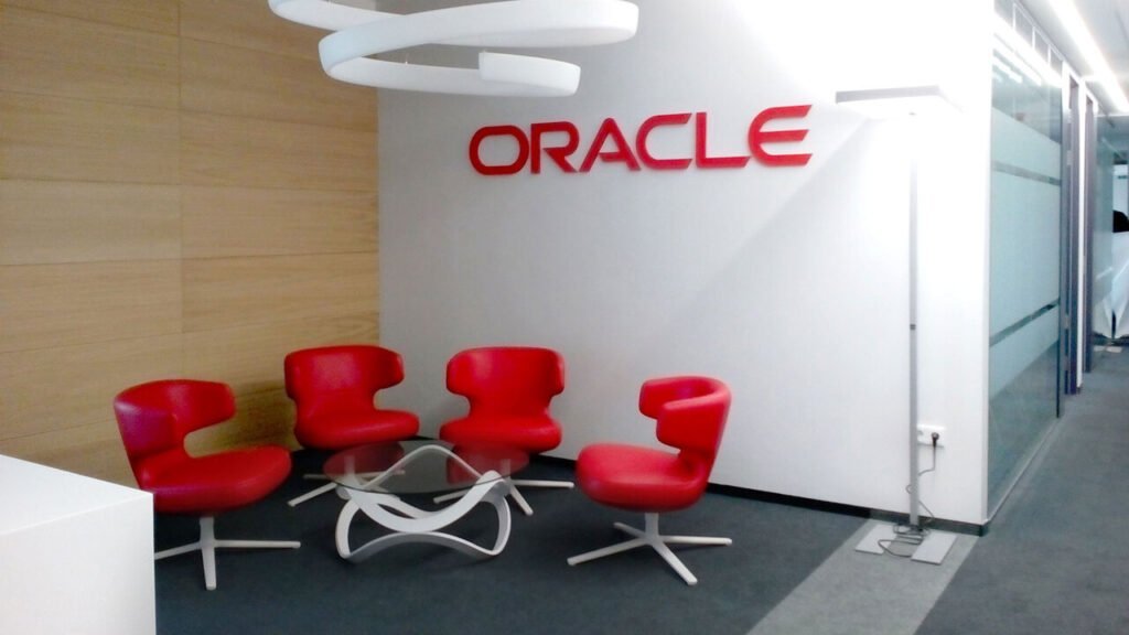 Oracle lanza becas completas de programación para latinoamericanos - CardBiss